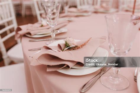 프로방스 스타일의 식탁 세팅으로 작은 장미 빈티지 그릇 및 칼붙이 비게 냅킨 클로즈업 웨딩 케이터링 0명에 대한 스톡 사진 및 기타 이미지 Istock