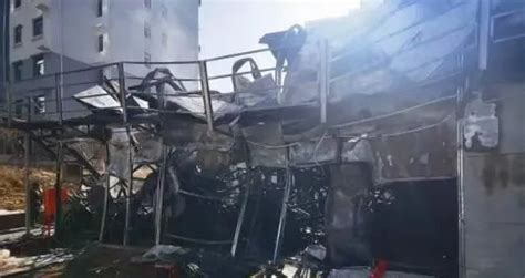 20多人死亡！工地事故频发！工人塔吊坍塌新浪新闻