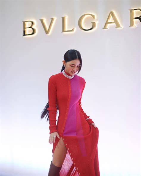 ឡូយអីតែតារាសុ្រកគេ មកមើល យូប៊ីន ពាក់ខ្សែកប្រណីត តម្លៃ ដល់ខ្ទង់លានដុល្លារ Khmerload Cambodia