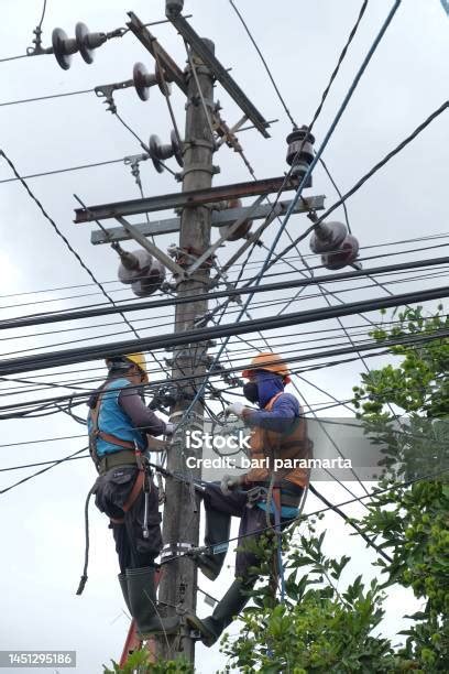 경찰관은 유지 보수 및 수리를 수행하기 위해 전봇대에 올라갑니다 2명에 대한 스톡 사진 및 기타 이미지 2명 거친 고압 변압기 Istock