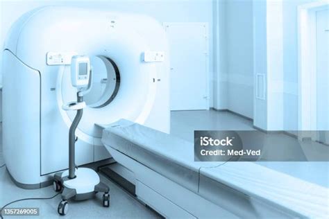현대 병원 실험실에서 의료 Ct 또는 Mri 스캔 방사선 학과의 내부 흰색 방에 기술적으로 진보 된 장비 자기 공명 진단 기계 방사선요법에 대한 스톡 사진 및 기타 이미지