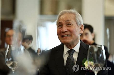 안성기 혈액암 투병 중에도故 강수연 추모전 찾았다 엑 s 이슈
