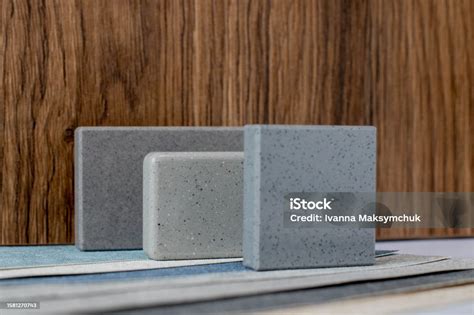 인공 석재 세트와 목재 베니어 샘플을 포함하는 내부 재료의 조합을 닫습니다 석영 돌과 나무 적층 샘플 팔레트 배경 주방 조리대 색상 샘플 0명에 대한 스톡 사진 및 기타