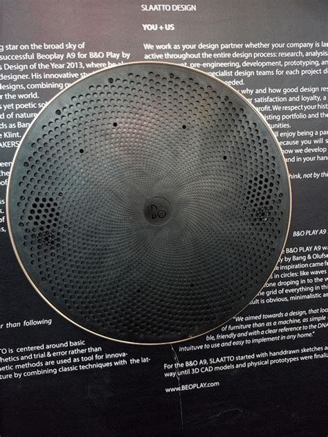 Bando的a9的音响内部出音孔设计，采用的是经典的菲波那切数列对出音孔进行排列，这点其实我挺震惊的，记得乔布斯的访谈说过一段话：“不要以为电视机的背面没人注意，就不用心设计。”和这个产品其实是