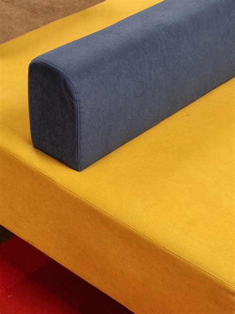 노란색과 파란색 》 이랑주 비주얼전략가의 컬러마케팅 저서 위닝컬러의 표지는 노란색과 파란색 조합으로 구성되어 있습니다 아래 사진들은 제 갤러리에서 발견한 노란색과