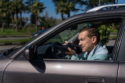 숨겨진 사진 파파라치 콘셉 포토그래퍼는 전문가용 카메라를 사용합니다 차창에 있는 사립 탐정 남자 모바일 리포터 직장에서 포토 저널리스트 형사 또는 수사관 35 39세에 대한