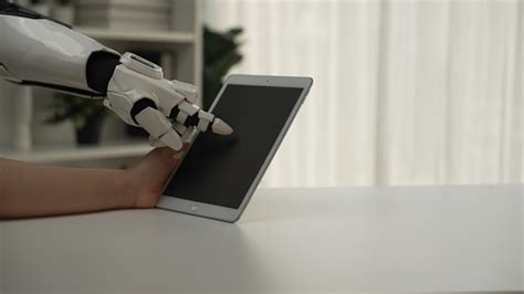 현대적인 환경에서 태블릿 터치 스크린과 상호 작용하는 인간과 같은 로봇 손 개념에 대한 스톡 사진 및 기타 이미지 개념