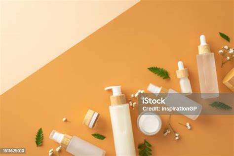 유기농 화장품 개념 화장품 항아리 병 튜브 고사리 잎 흰색 석고 꽃이 격리된 베이지색과 갈색 배경에 복사 공간이 있는 최고의 사진 피부 관리에 대한 스톡 사진 및 기타