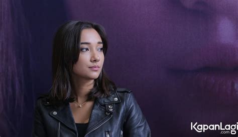 Foto Pesona Carissa Perusset Bergaya Tomboi Dengan Jaket Kulit Foto
