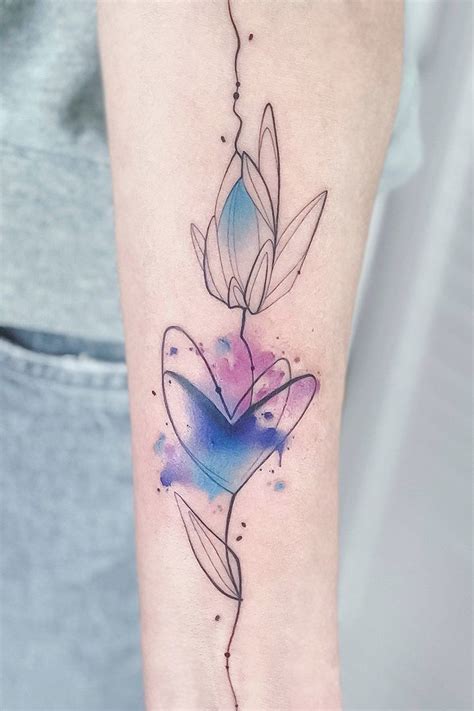 Татуировка абстракция цветок сердце в стиле акварель на руке Tatouage Tatouages Créatifs