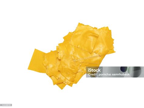 흰색 바탕에 노란색 테이프 세트 노란색 끈적 끈적한 테이프가 접착 조각을 찢었습니다 라벨에 대한 스톡 사진 및 기타 이미지