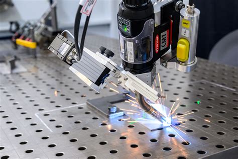 smart robot calculates its welding path and programs itself bbr