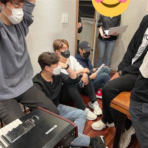 날히 on Twitter 근데 나 갤러리에 옛날에 어디서 주운 이 사진들이 있는데 대체 이때 뭔 회의를 하길래 이 덩치들을 좁은방에 다 몰아넣었던 걸까