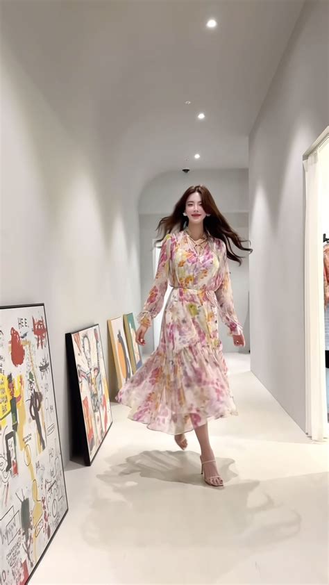 주 나인그랩 어깨 패드로 여리함을 더하면서 플라워로 포인트를 준 지퍼로 길이 조절이 가능한 넥타이가 세트인 슬림하게 피팅 될 넥타이 세트 셔츠 🩵🤍🖤 같이 코디한