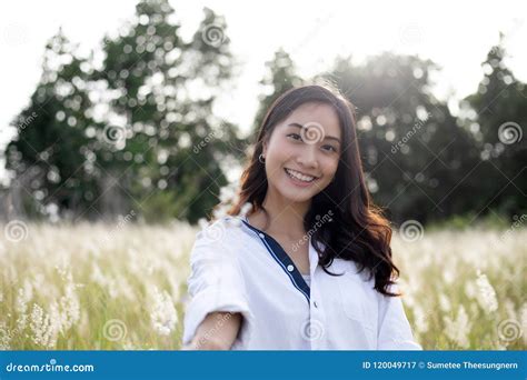 Gl Ckliches L Cheln Der Asiatinnen Auf Entspannender Zeit An Der Wiese Und Am Gras Stockbild