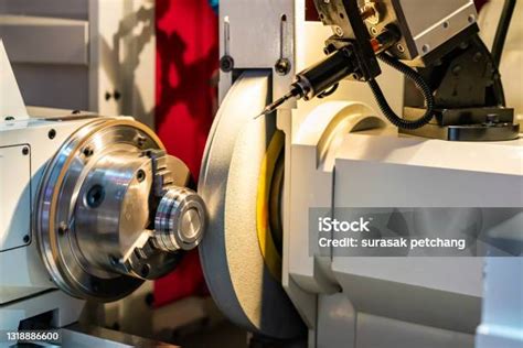 금속 실린더 또는 공작물 클램프 3 턱 척및 제조 마무리 공정에서 품질 검사를 위한 프로브가 있는 고정밀 자동 Cnc 분쇄기