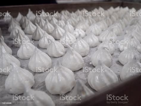 달콤한 준비를 위해 굽는 파이핑 백으로 흰색 소용돌이 머랭을 만드는 페이스트리 셰프 베이커 가방에 대한 스톡 사진 및 기타