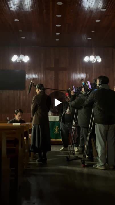 지난 현장에서 배우가 모니터링을 위해 촬영한 영상입니다 카메라 뒤에 있는게 일이지만 실제로 카메라 뒤에 있는 저희 모습을 볼 일은 많이 없다보니 이런 영상들이