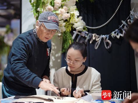 画画 有手就行”？南京非遗手指画大师现场教学 真·手绘”