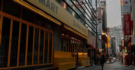 집 밖의 간판 거리 건물 건물 외관 건축 골목 광고 낮 대도시 대한민국 도로 도로 표시 도시 도시 경관 도시 생활 도시 풍경 도시들 도시의