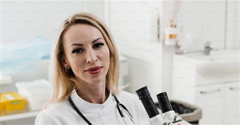 산부인과 전문의가 부인과 클리닉에서 소녀의 자궁경부 질 외음부를 면밀히 검사하기 위해 질확대경 시술을 위한 검경을 들고 있습니다 사진 Unsplash의 성인 이미지