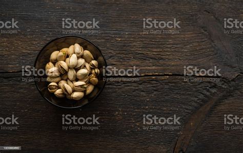빈티지 나무 테이블에 작은 접시에 피스타치오 피스타치오는 건강한 채식 단백질 영양가있는 음식입니다 천연 견과류 스낵 갈색에 대한 스톡 사진 및 기타 이미지 Istock
