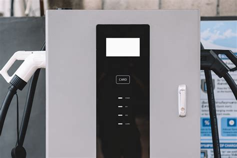 클로즈업 전기차 충전소 전기 엔진이 장착된 차량용 플러그 주차장 공영 주차장 충전소 미래 운송 기술 개념입니다 Ev 충전기