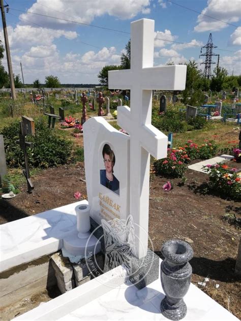 Мраморный памятник с лилиями и крестом на кладбище в ПГТ Шевченково ...