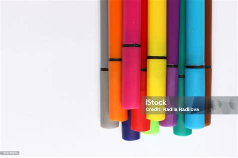 컬러 펜입니다 흰색 배경에 고립 된 색깔 펜으로 더미 컬러 배경 텍스처 펠트 펜 활동입니다 아이 들 학교 재미 시간 학생 들은 시간을 그림입니다 학교 용품입니다 공급을