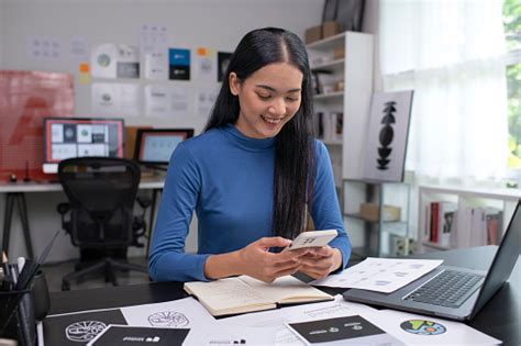 사무실에서 일하는 아시아 여성 그래픽 디자이너 아티스트 크리에이티브 디자이너 일러스트 레이터 그래픽 스킬 개념 20 29세에