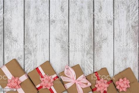 흰색 나무 배경에 갈색 종이로 싸여 휴일 선물 새해와 크리스마스 개념 플랫 레이 0명에 대한 스톡 사진 및 기타 이미지 0명 갈색 개념 Istock