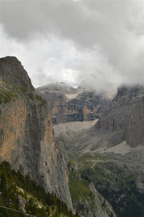 경치 경치 좋은 전망 고산 지역 골짜기 관광 광야 구름 길들여지지 않은 황야 나무 녹지 높이 돌로미테 모험
