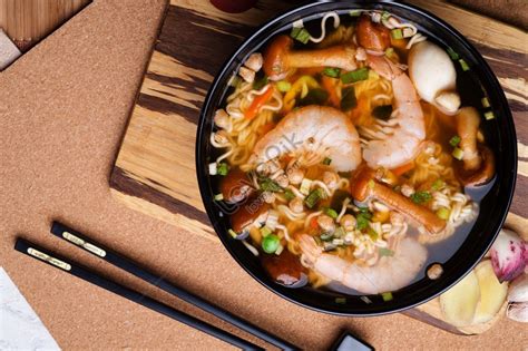 새우와 야채를 곁들인 매콤한 인스턴트 누들 수프 사진 무료 다운로드 Lovepik