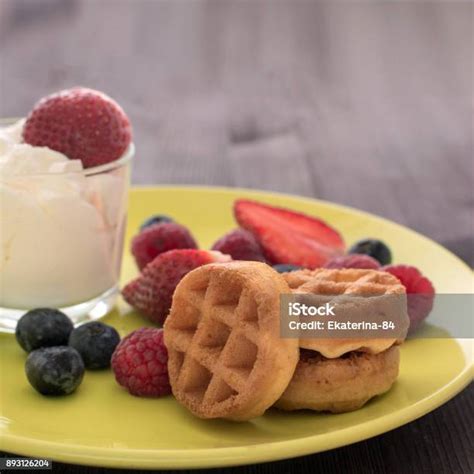 휘 핑된 크림 옆의 유리는 라스베리 블루베리와 딸기 와플 거품 내기에 대한 스톡 사진 및 기타 이미지 거품 내기 곡선 귀여운 Istock