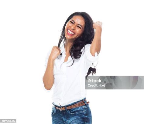 흰색 셔츠를 입고 긴 머리를 가진 아름다운 라틴 아메리카 여자 주먹 펌프 신남에 대한 스톡 사진 및 기타 이미지 신남 여자 한 명의 여자만 Istock