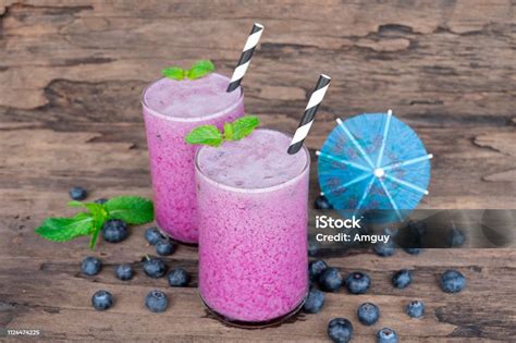 블루베리 스무디 레드 다채로운 과일 주스 밀크 블렌드 음료 건강 한 고 단백 나무 배경에 유리 음료 에피소드 아침에 맛 있는 맛 0명에 대한 스톡 사진 및 기타 이미지