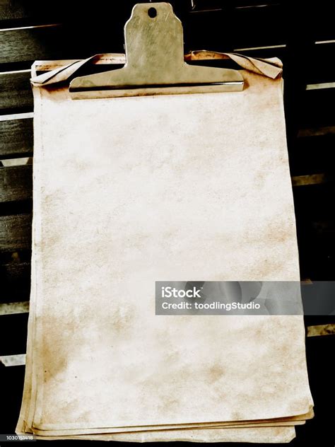 텍스트 또는 이미지와 종이 클립에 대 한 공간을 가진 빈티지 오래 된 종이 알루미늄입니다 예술 텍스처 또는 웹 디자인과 세로 배경 0명에 대한 스톡 사진 및 기타 이미지