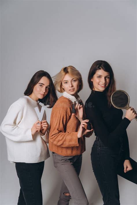 Tres Chicas J Venes Hermosas Que Presentan Para La C Mara Foto De Archivo Imagen De Espejo