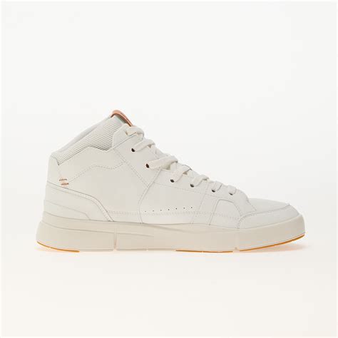 On M The Roger Clubhouse Mid White Sandstone Footshop