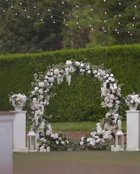 Bruiloft Boog Met Witte Bloemen And Groen Buiten Trouwen Trouwen Nl