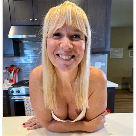 Becki Licious Onlyfans Model Profile And Stats