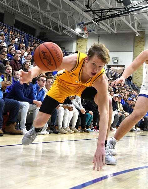 Gcl South Basketball Moeller Beats St Xavier 56 46