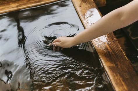 意外と知らない「温泉に入るときのngマナー」8選｜長い髪をまとめない、湯口から浴槽に入るなど Precious Jp（プレシャス）