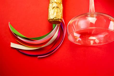 골드 호일 화려한 색상의 사틴 리본 빨간색 배경에 와인 잔 플랫 레이 탑 뷰샴페인 병 목 개념에 대한 스톡 사진 및 기타 이미지