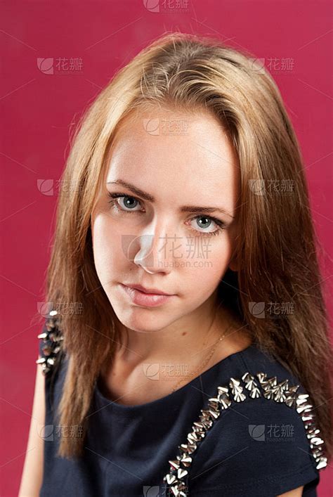 特写的迷人的年轻女孩