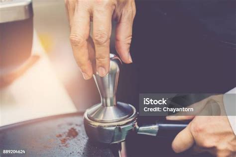 원두 커피 카페에서 Portafilter 언론 탬 퍼를 사용 하 여 바리 스타의 핸드 에스프레소 커피를 만들기 위해 준비 합니다 기업 재무와 산업에 대한 스톡 사진 및 기타