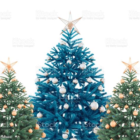 중앙에 있는 커다란 파란색 크리스마스 트리와 둥근 금색 장난감과 별이 있는 두 개의 녹색 크리스마스 트리 고립된 흰색 배경의 인사말 카드 3d 렌더링 0명에 대한 스톡 사진