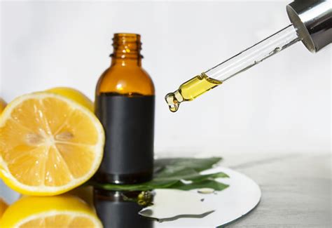 에센셜 오일과 세럼 한 병을 가진 천연 케어 화장품의 개념 0명에 대한 스톡 사진 및 기타 이미지 0명 개념 건강관리와