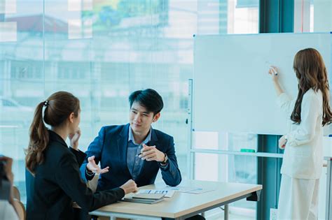 새로운 세대의 기업가의 젊은 남성과 여성 아시아 여성 임직원 만족을 위한 프로젝트 발표 사무실의 창의적인 업무 공간에서 공동