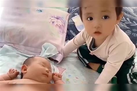 姐姐踹了弟弟一脚，一岁的弟弟秒懂，接下来一幕太逗了